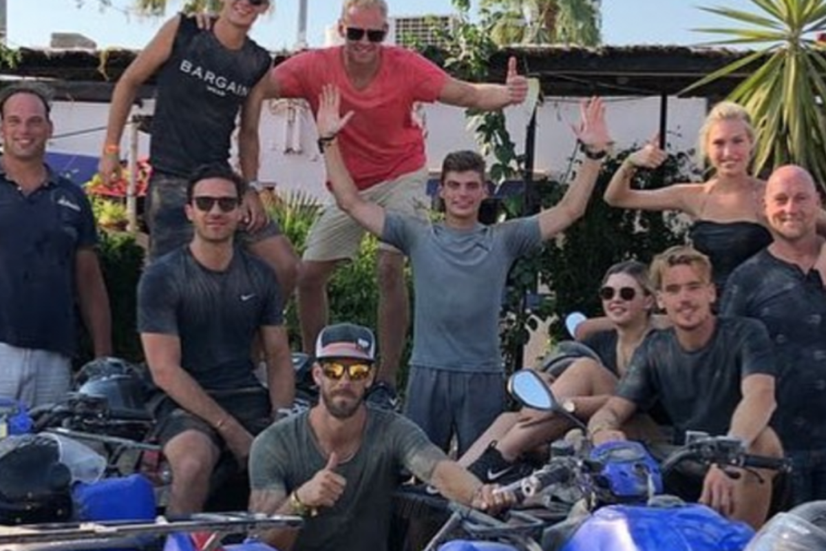 IN BEELD: Verstappen vermaakt zich opperbest met vrienden op Ibiza - GPFans.com