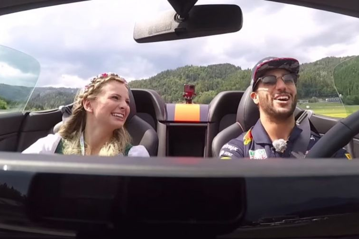 VIDEO: Daniel Ricciardo neemt Grid Girl mee over Red Bull Ring - GPFans.com