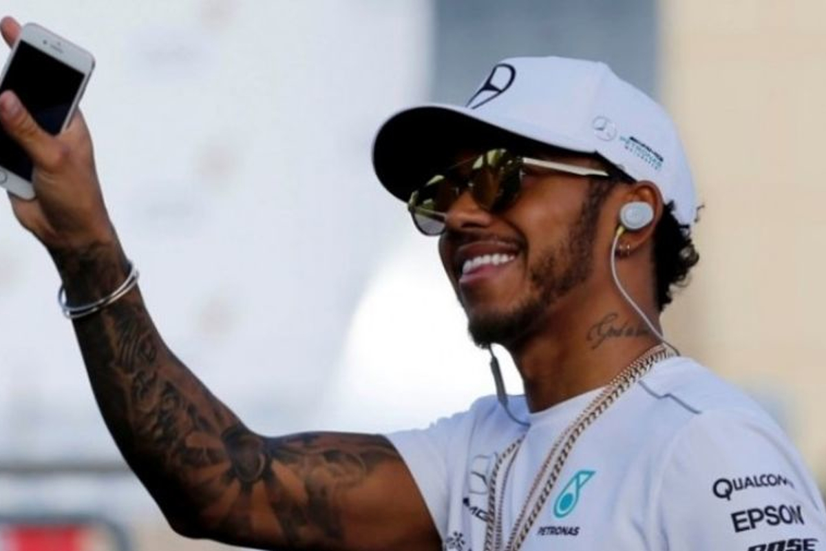 VIDEO: Lewis Hamilton in een simulator over de Nüburgring - GPFans.com