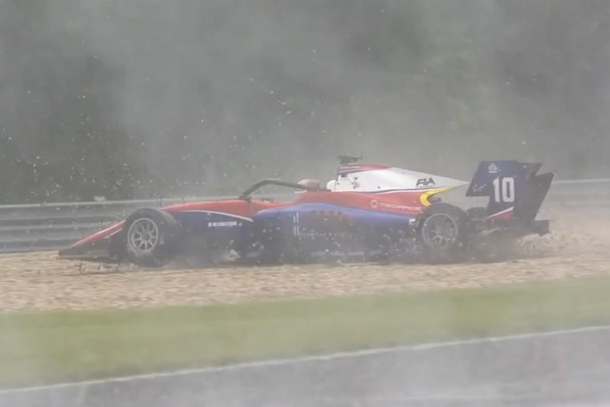 VIDEO: Formule 3-auto's vliegen eraf op zeiknatte Hungaroring - GPFans.com