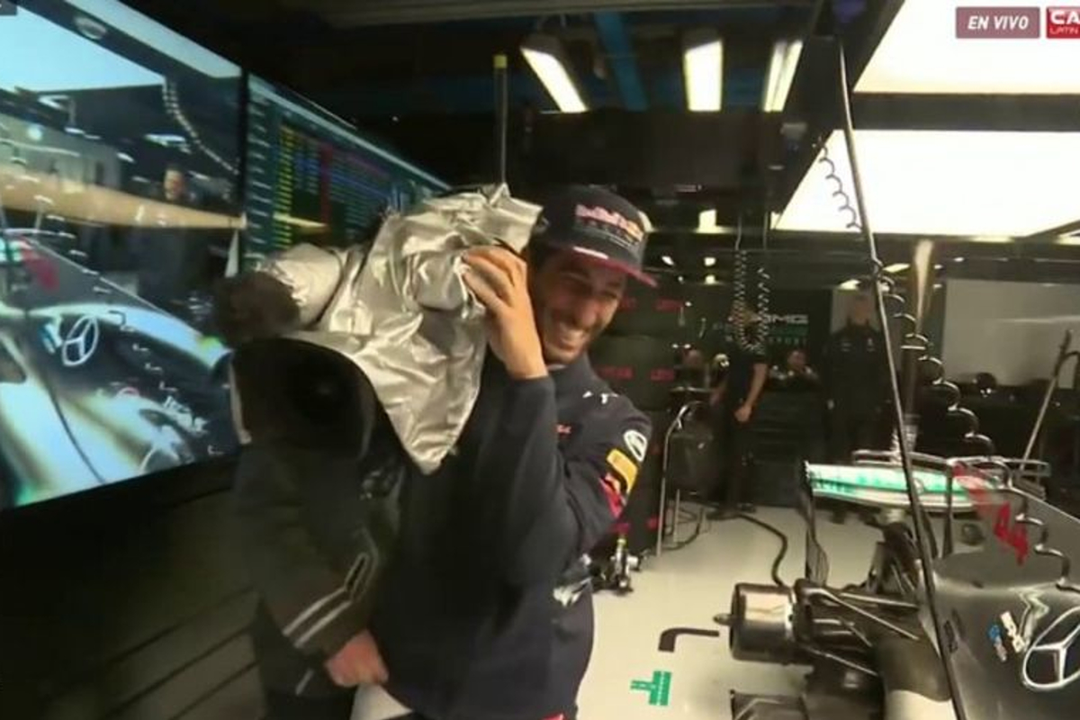 HAHA! Daniel Ricciardo loopt met camera de pitbox van Mercedes binnen ...
