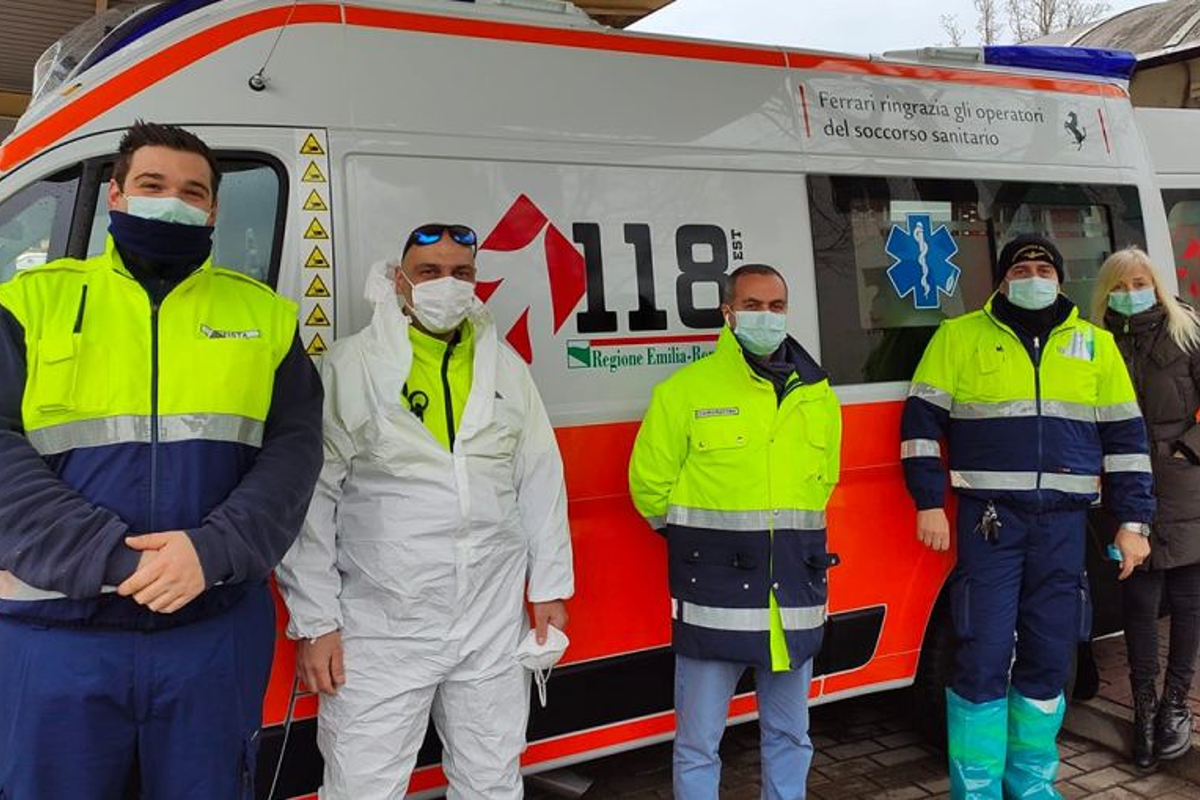 'Ferrari doneert ambulance en helpt bij de strijd tegen het coronavirus ...