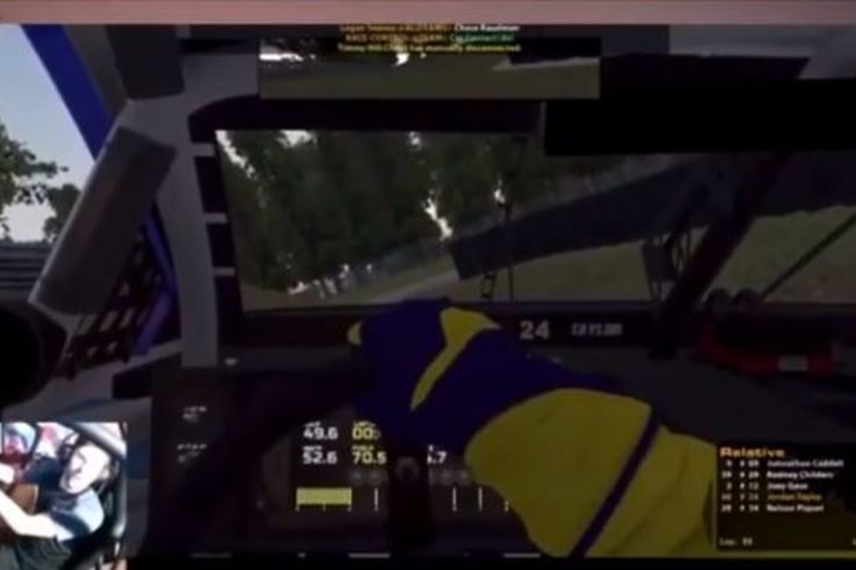 Next level simracen: Coureur crasht en valt met simulator en al om ...