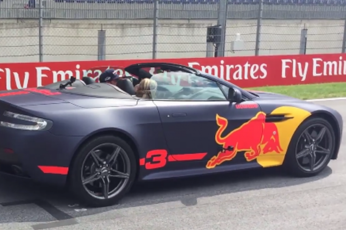 VIDEO: Ricciardo scheurt met blonde dame in Aston Martin over Red Bull Ring - GPFans.com