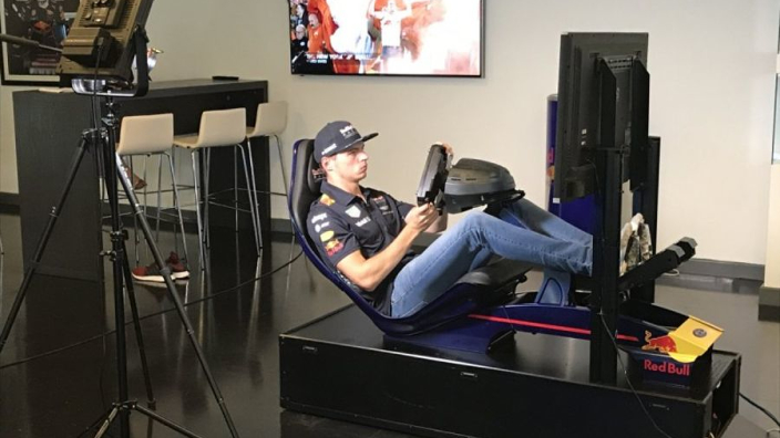 Max Verstappen in de Playseat-simulator van Red Bull - GPFans.com